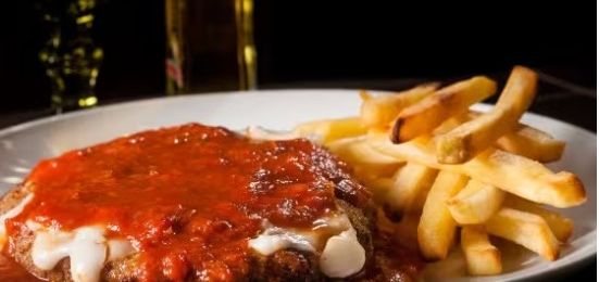 Parmegiana de Carne com Arroz e Purê (Serve 2 Pessoas)