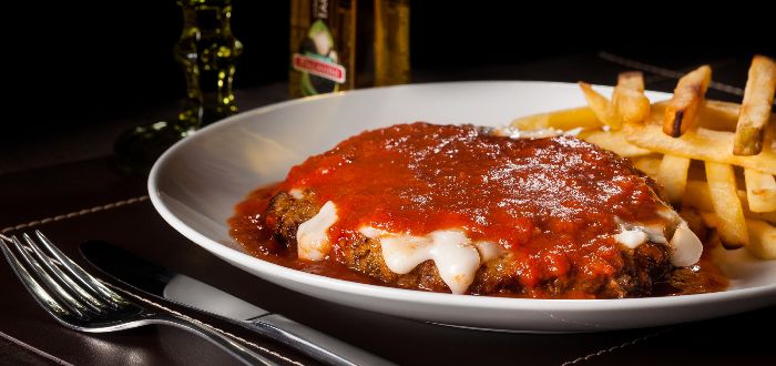 Parmegiana de Carne Gratinada com Arroz e Purê (Serve 1 Pessoa)